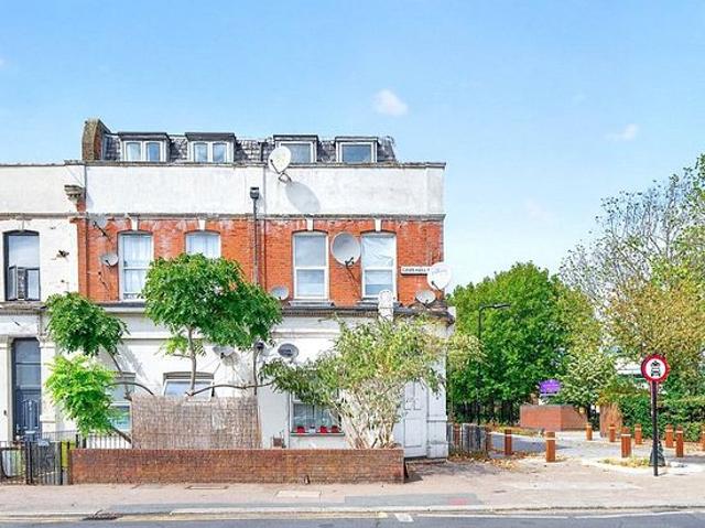 3 bedroom flat in London