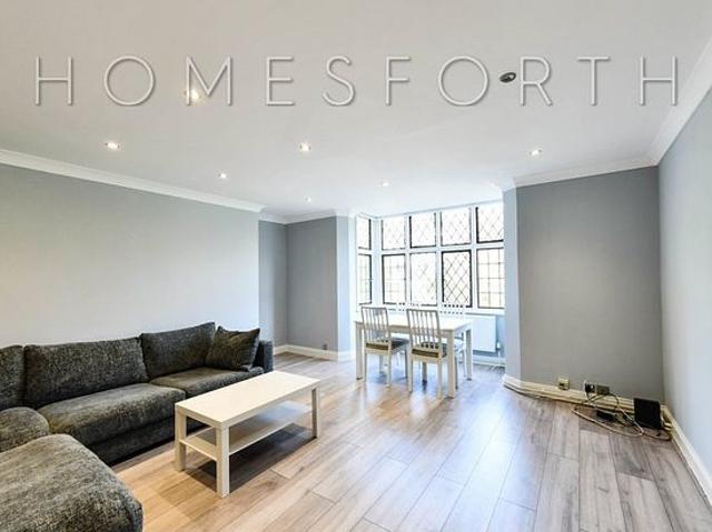 3 bedroom flat in London