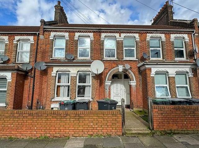3 bedroom flat in London