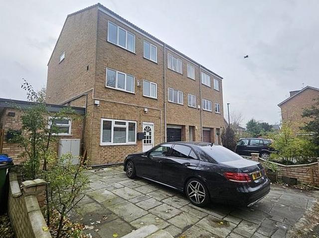 3 bedroom flat in London