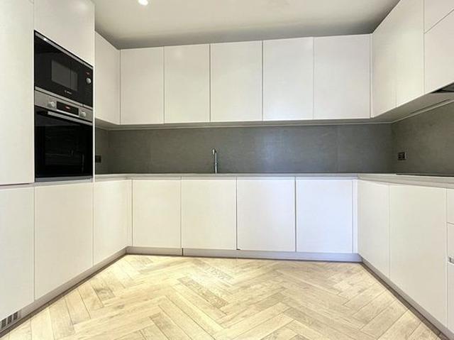 3 bedroom flat in London