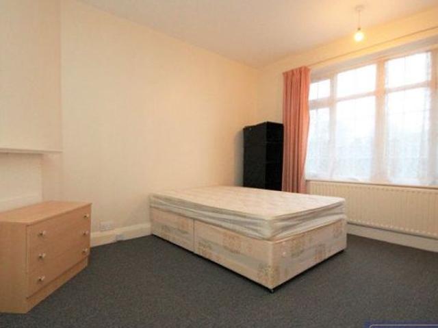 3 bedroom flat in London