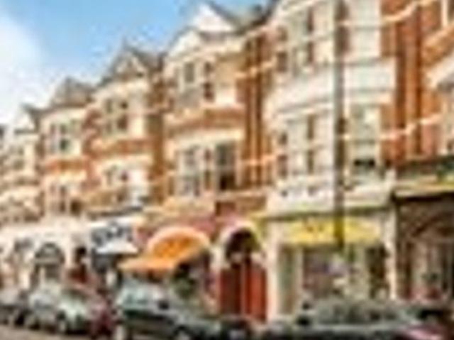3 bedroom flat in London
