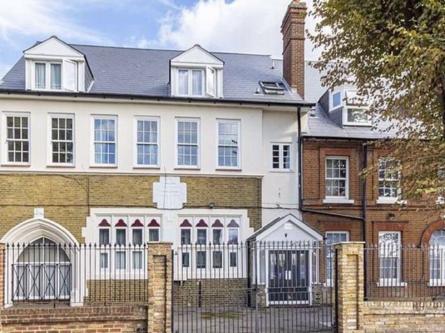 3 bedroom flat in London
