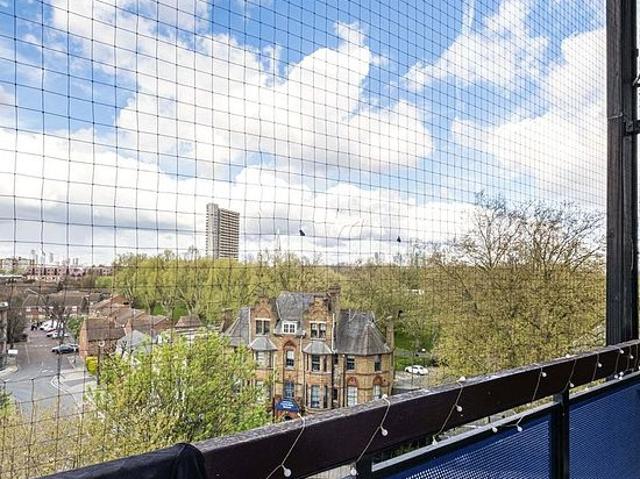 3 bedroom flat in London