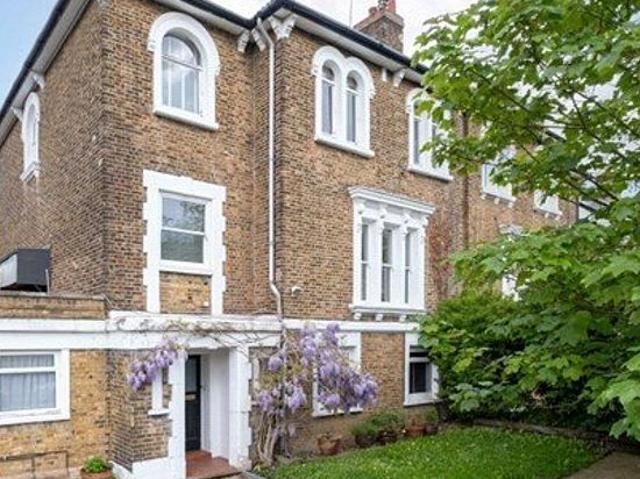 3 bedroom flat in London