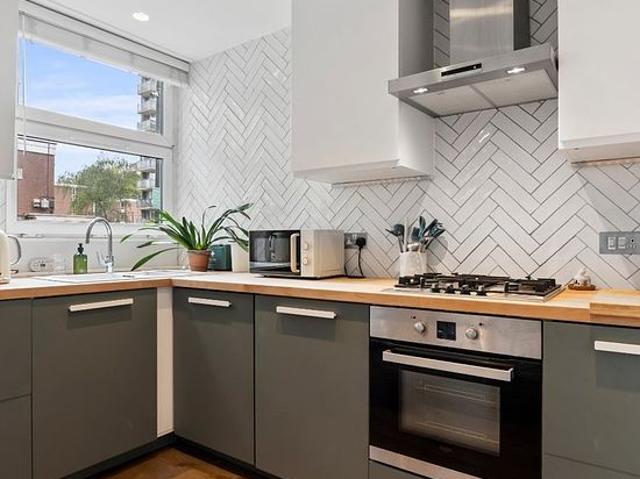 3 bedroom flat in London