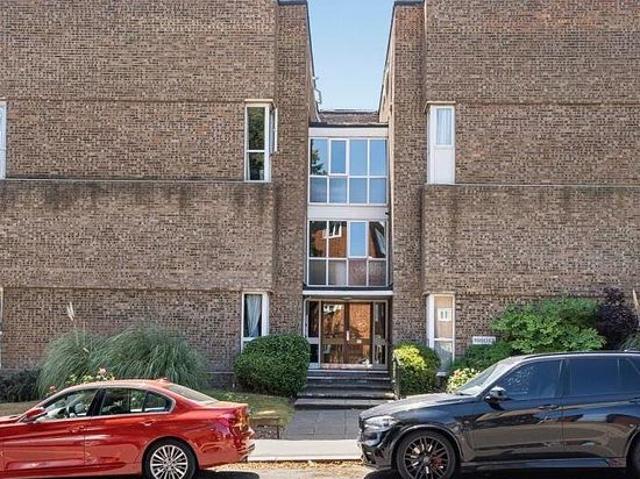 3 bedroom flat in London