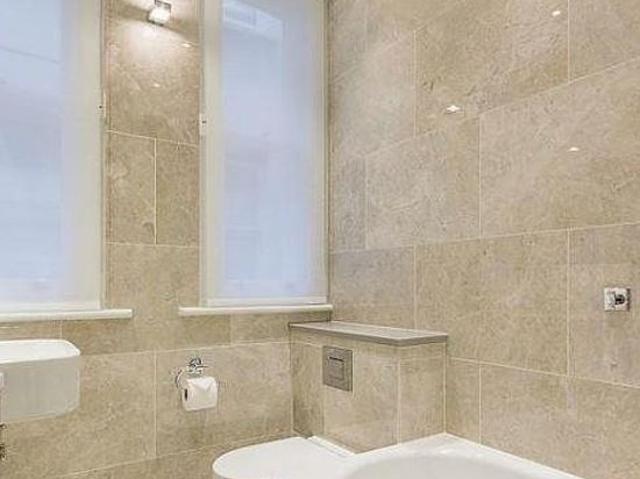 3 bedroom flat in London