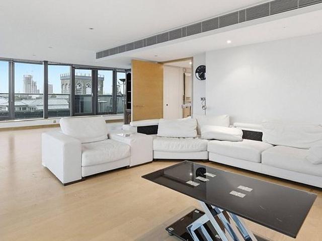 3 bedroom flat in London