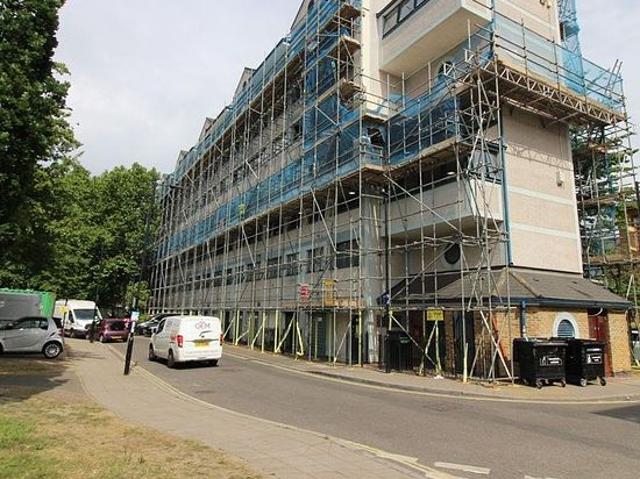 3 bedroom flat in London