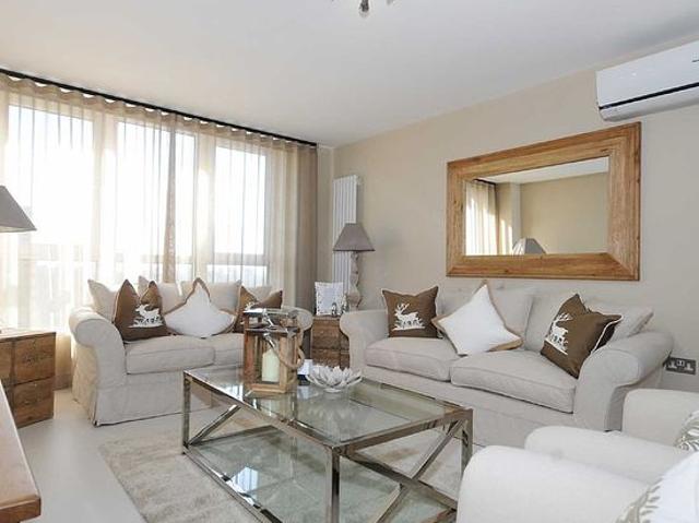 3 bedroom flat in London
