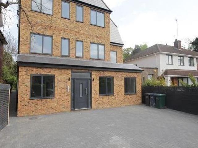 3 bedroom flat in London
