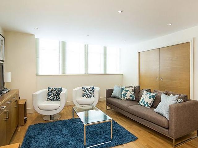 3 bedroom flat in London