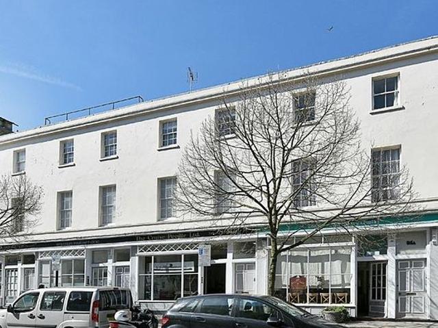 3 bedroom flat in London