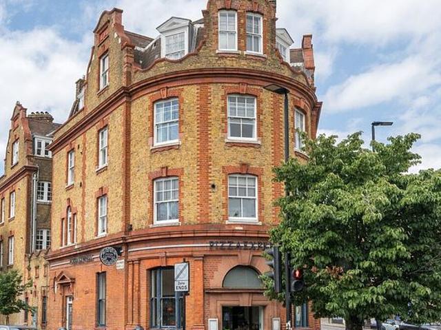 3 bedroom flat in London