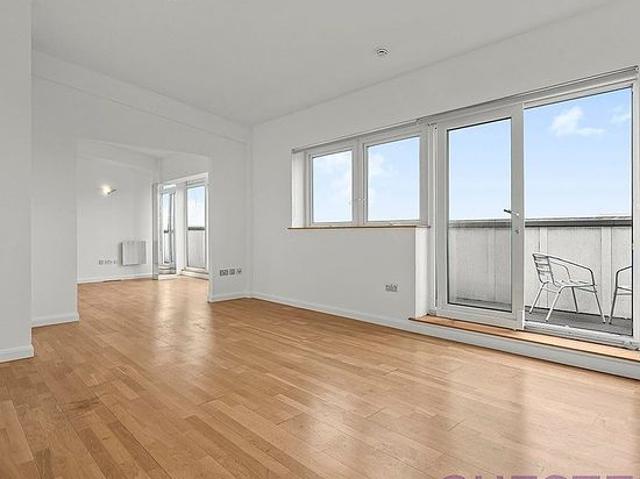 3 bedroom flat in London