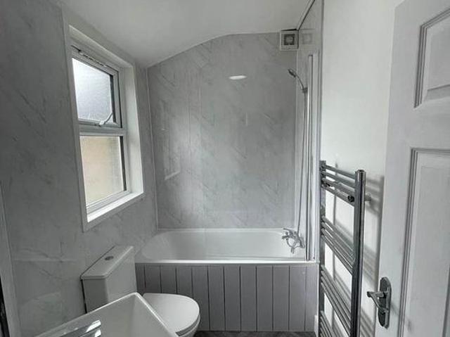 3 bedroom flat in London