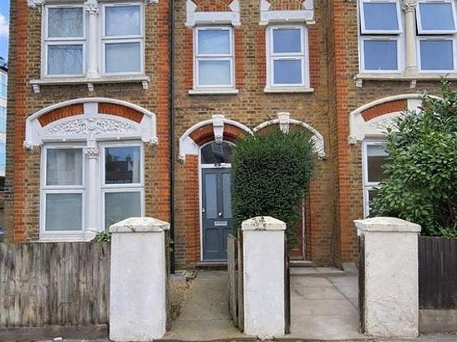 3 bedroom flat in London