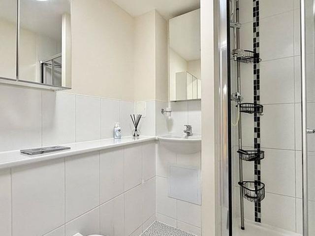 3 bedroom flat in London