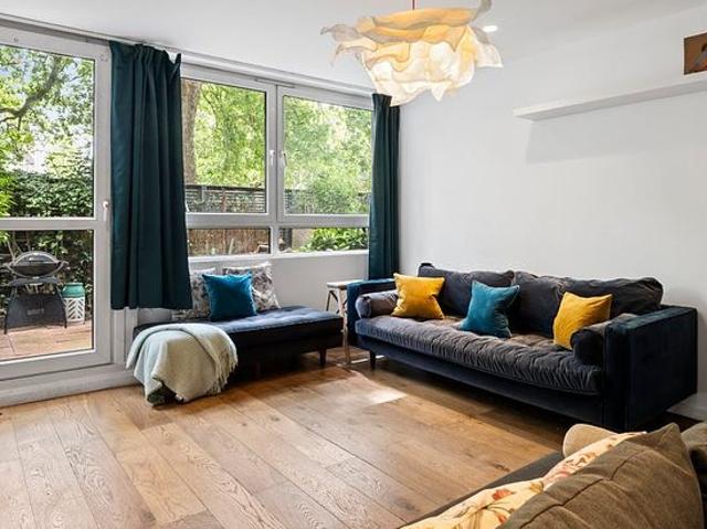 3 bedroom flat in London