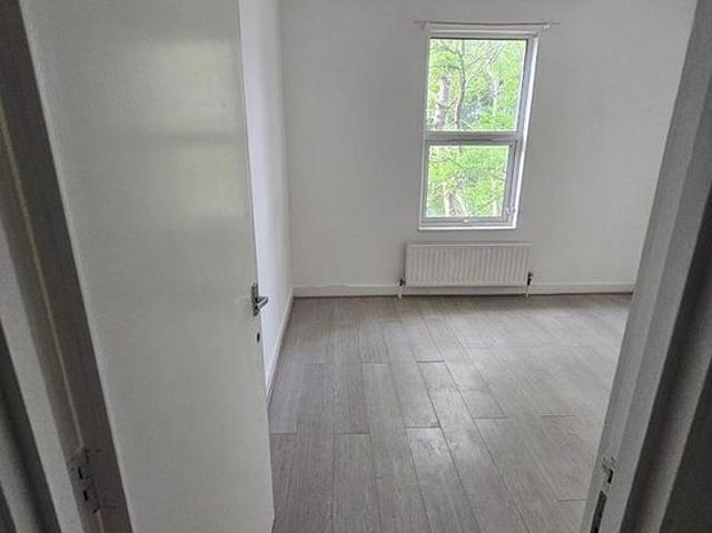 3 bedroom flat in London