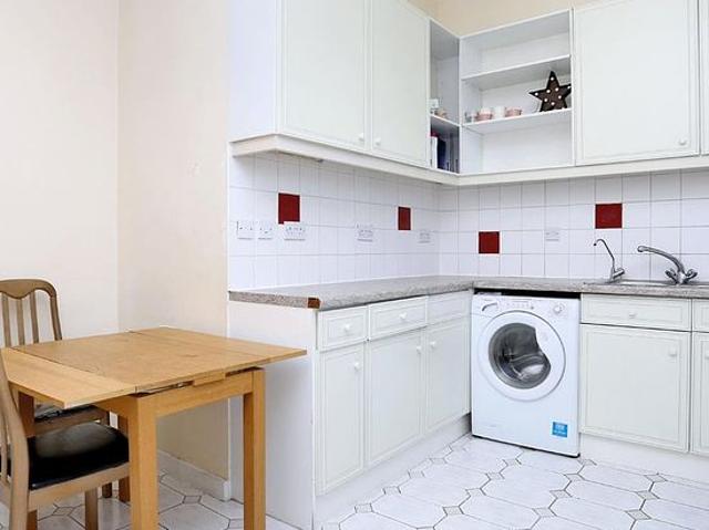 3 bedroom flat in London