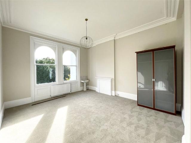 3 bedroom Flat in Sandhurst Lodge, Crowthorne