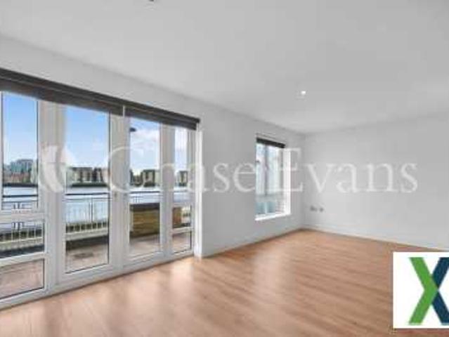 3 bedroom flat in St Davids Square, Isle Of Dogs, London, E14