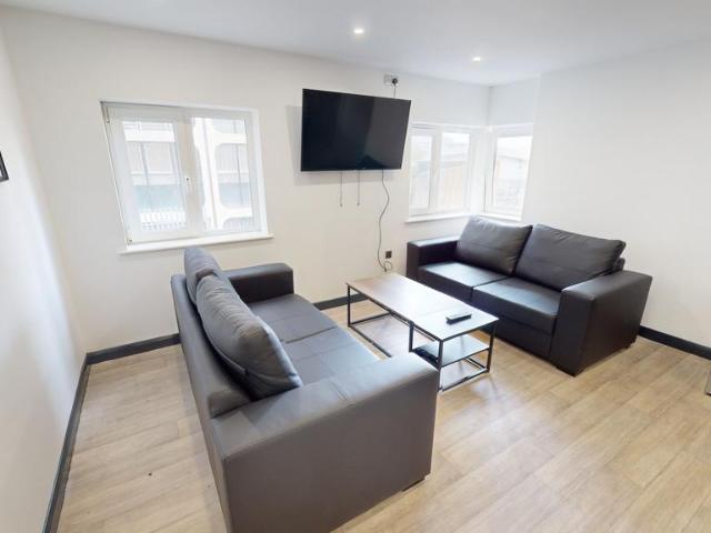 3 bedroom flat share to rent