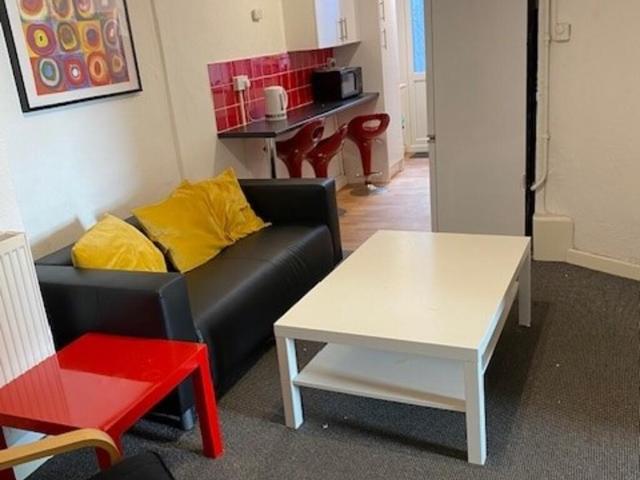 3 bedroom flat share to rent