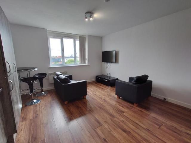 3 bedroom flat share to rent