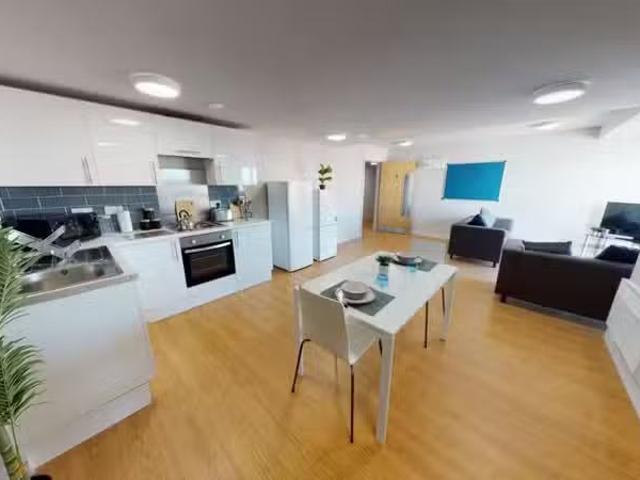 3 bedroom flat share for rent in Chatham Place, Liverpool, Mer.