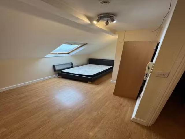 3 bedroom flat share for rent in Flat 4 34 Penarth Road, Cardi.