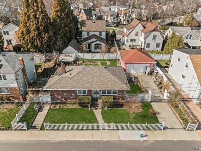 3 bedroom, Floral Park NY 11001 LS101746819