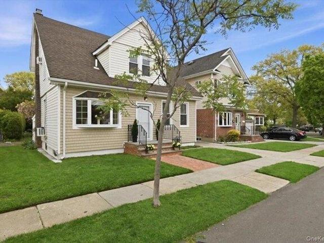 3 bedroom, Floral Park NY 11001 LS101800897