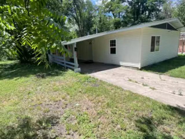 3 bedroom house 1407 E 50th Pl