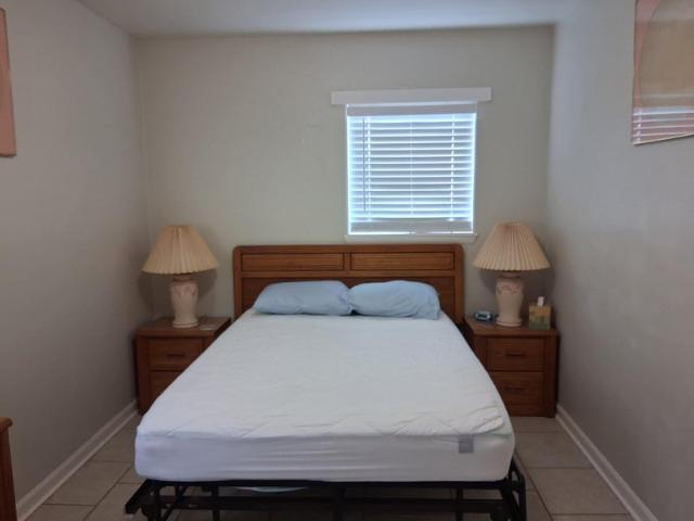 3 Bedroom house. 1 room for rent. 10 minutes from