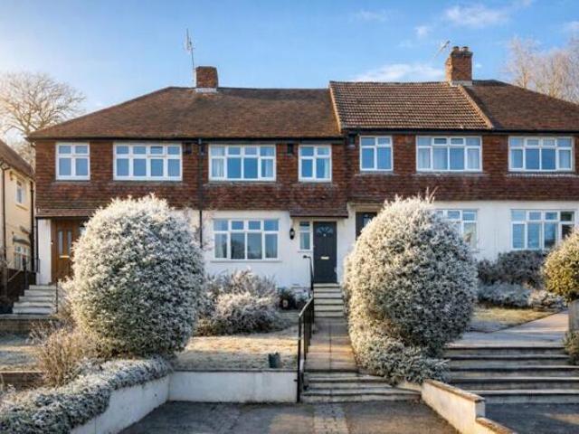 3 Bedroom House Cobham Surrey LS99688594