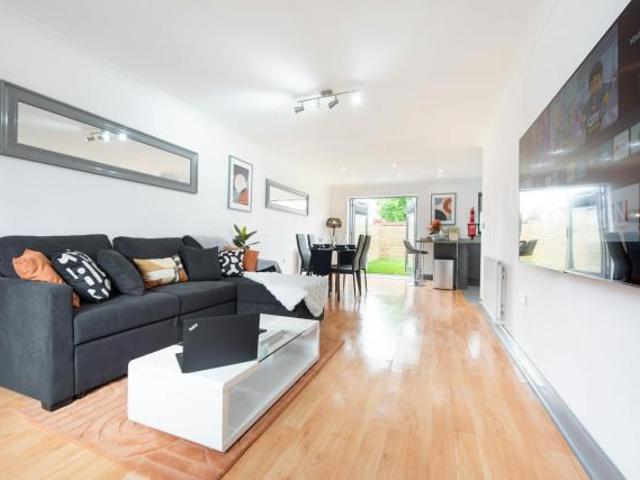 3 Bedroom House Colchester Colchester LS77110279