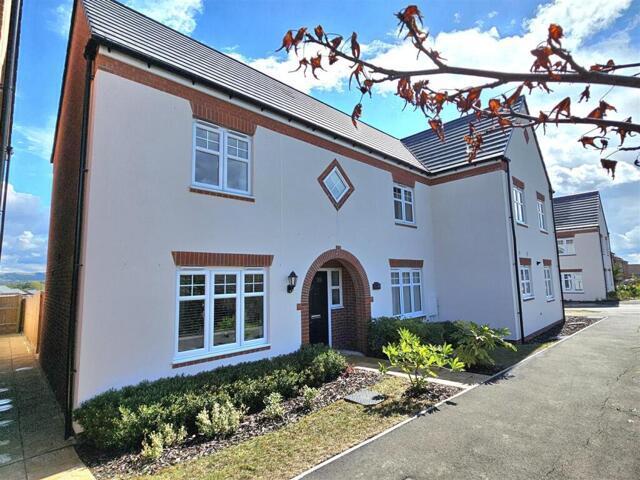 3 Bedroom House Coombe Hill Coombe Hill 99952254