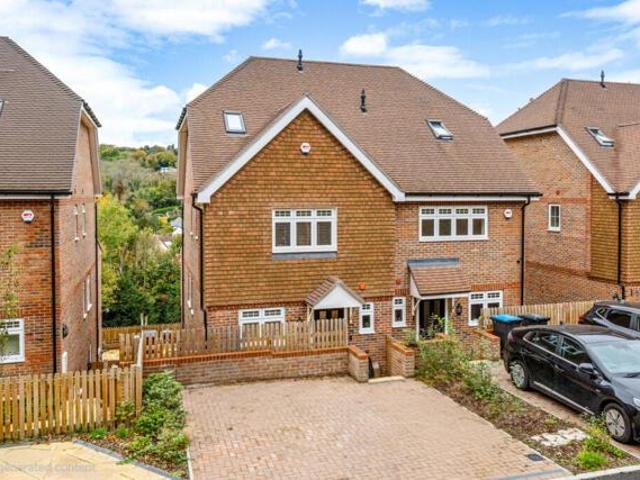 3 Bedroom House Caterham Surrey LS101059680