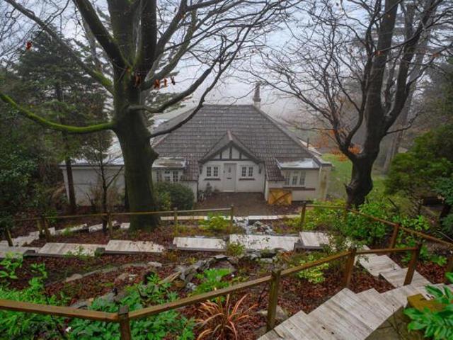 3 Bedroom House Caterham Surrey 100953475
