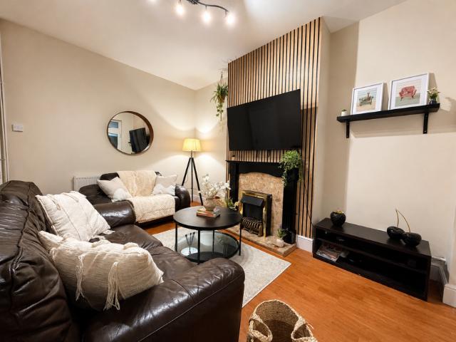 3 Bedroom House California England 102468828