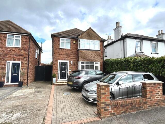 3 Bedroom House Chessington Great London 100988097