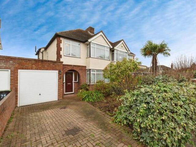 3 Bedroom House Chessington Greater London 98834244