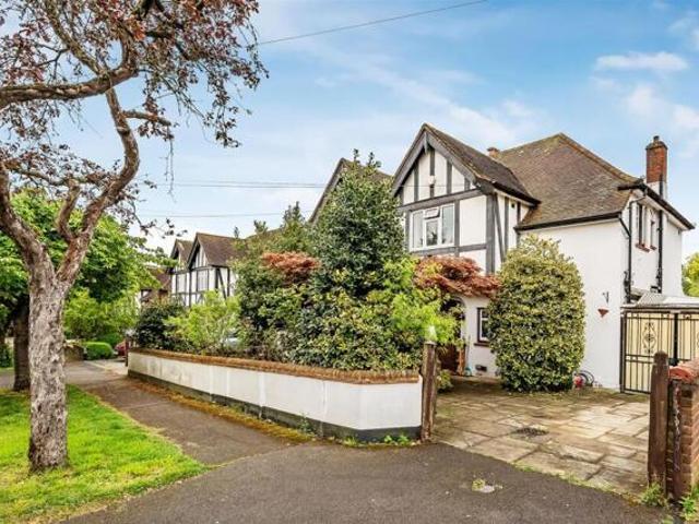 3 Bedroom House Chessington Greater London 99437203