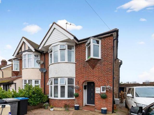 3 Bedroom House Chertsey Surrey LS101100211