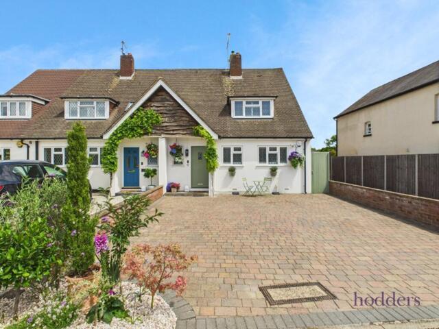 3 Bedroom House Chertsey Surrey LS98903774