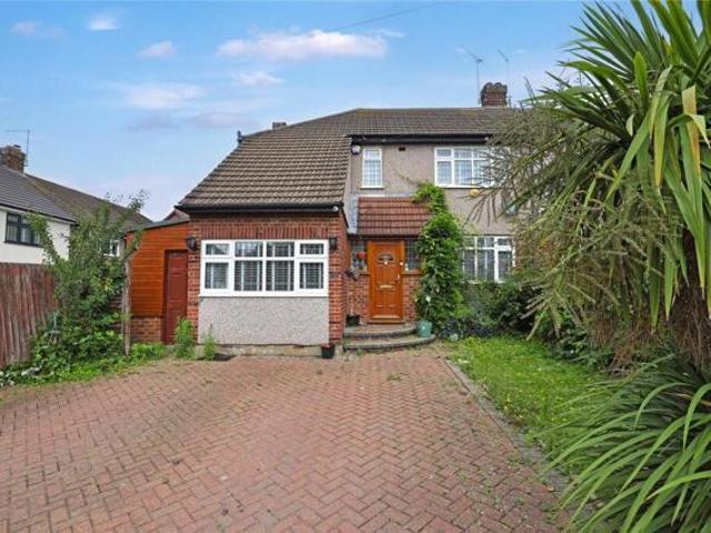 3 Bedroom House Chigwell Essex LS99344816